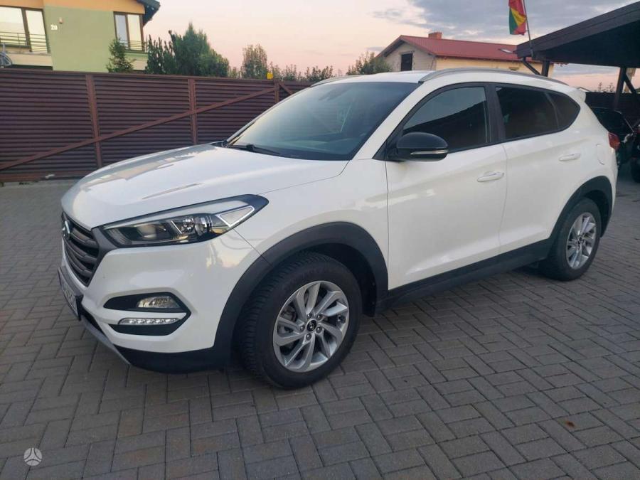 White Hyundai Tucson 2018 in Kaunas, with an engine capacity of 1.69 L and mileage of 213 thousand km for 12999 €, photo 3 on AUTOMOTO.COM.LV