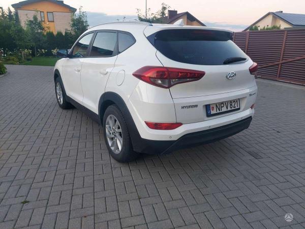 White Hyundai Tucson 2018 in Kaunas, with an engine capacity of 1.69 L and mileage of 213 thousand km for 12999 €, photo 4 on AUTOMOTO.COM.LV