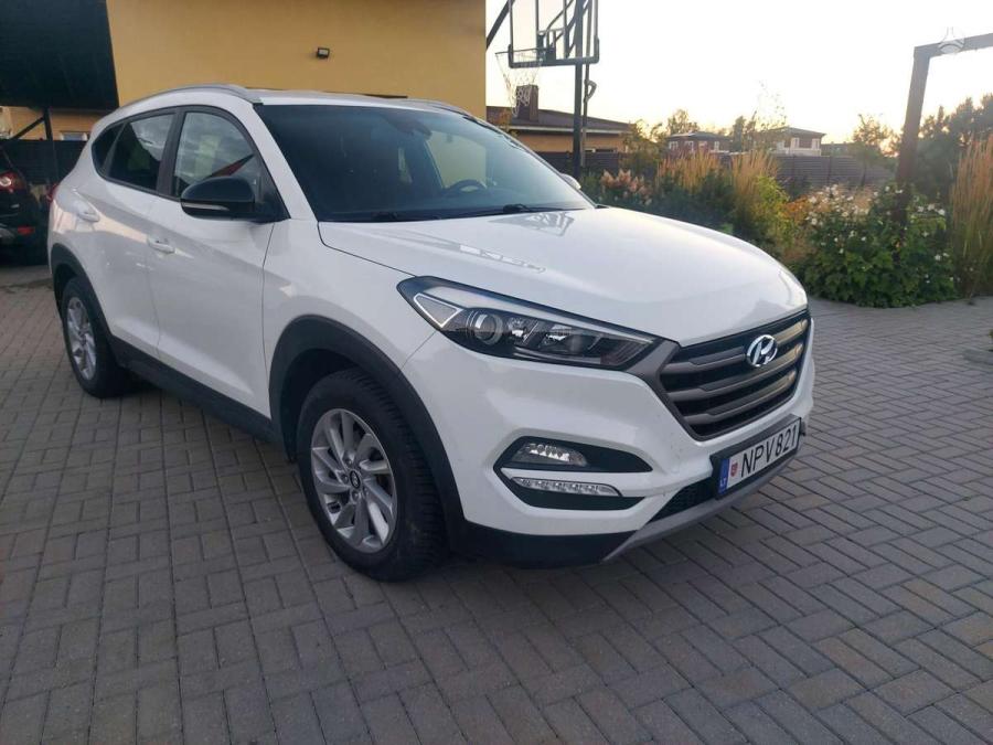 White Hyundai Tucson 2018 in Kaunas, with an engine capacity of 1.69 L and mileage of 213 thousand km for 12999 €, photo 7 on AUTOMOTO.COM.LV
