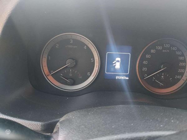 White Hyundai Tucson 2018 in Kaunas, with an engine capacity of 1.69 L and mileage of 213 thousand km for 12999 €, photo 9 on AUTOMOTO.COM.LV