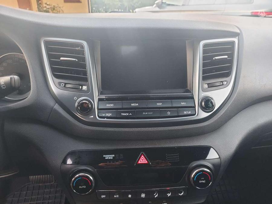 White Hyundai Tucson 2018 in Kaunas, with an engine capacity of 1.69 L and mileage of 213 thousand km for 12999 €, photo 11 on AUTOMOTO.COM.LV