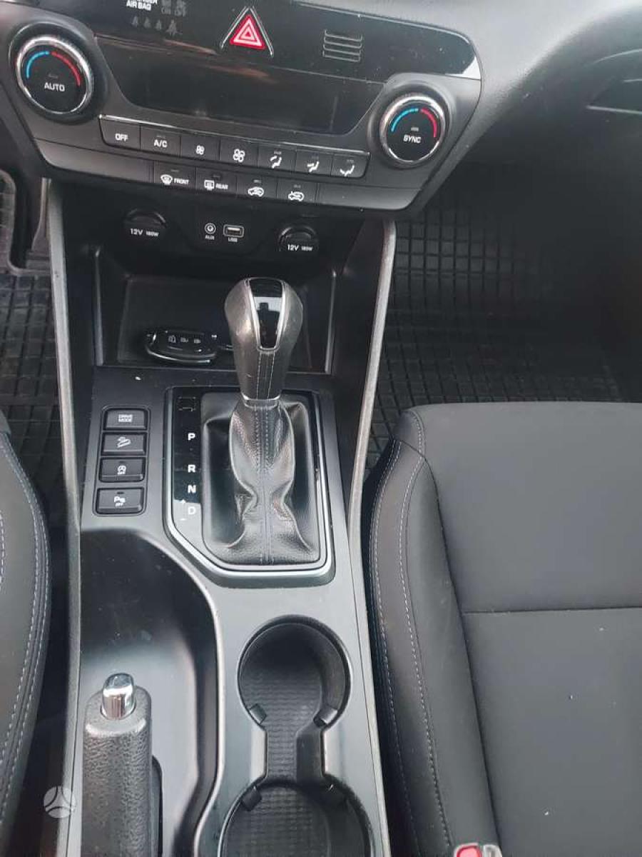 White Hyundai Tucson 2018 in Kaunas, with an engine capacity of 1.69 L and mileage of 213 thousand km for 12999 €, photo 13 on AUTOMOTO.COM.LV