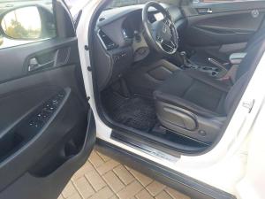 White Hyundai Tucson 2018 in Kaunas, with an engine capacity of 1.69 L and mileage of 213 thousand km for 12999 €, photo 14 on AUTOMOTO.COM.LV