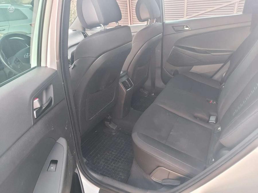 White Hyundai Tucson 2018 in Kaunas, with an engine capacity of 1.69 L and mileage of 213 thousand km for 12999 €, photo 16 on AUTOMOTO.COM.LV