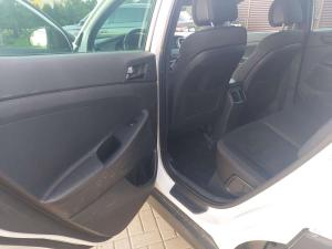 White Hyundai Tucson 2018 in Kaunas, with an engine capacity of 1.69 L and mileage of 213 thousand km for 12999 €, photo 17 on AUTOMOTO.COM.LV