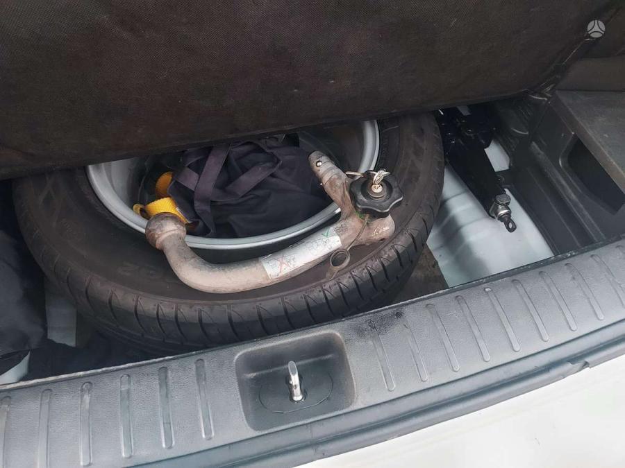 White Hyundai Tucson 2018 in Kaunas, with an engine capacity of 1.69 L and mileage of 213 thousand km for 12999 €, photo 19 on AUTOMOTO.COM.LV