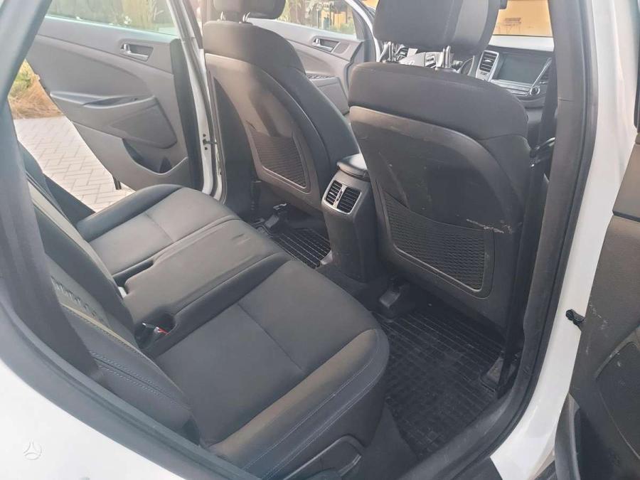 White Hyundai Tucson 2018 in Kaunas, with an engine capacity of 1.69 L and mileage of 213 thousand km for 12999 €, photo 21 on AUTOMOTO.COM.LV