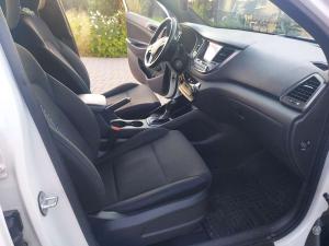 White Hyundai Tucson 2018 in Kaunas, with an engine capacity of 1.69 L and mileage of 213 thousand km for 12999 €, photo 24 on AUTOMOTO.COM.LV