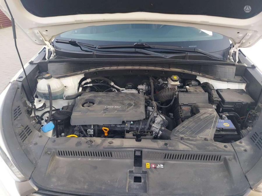 White Hyundai Tucson 2018 in Kaunas, with an engine capacity of 1.69 L and mileage of 213 thousand km for 12999 €, photo 28 on AUTOMOTO.COM.LV