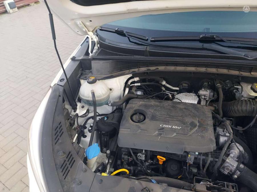 White Hyundai Tucson 2018 in Kaunas, with an engine capacity of 1.69 L and mileage of 213 thousand km for 12999 €, photo 29 on AUTOMOTO.COM.LV