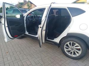 White Hyundai Tucson 2018 in Kaunas, with an engine capacity of 1.69 L and mileage of 213 thousand km for 12999 €, photo 32 on AUTOMOTO.COM.LV