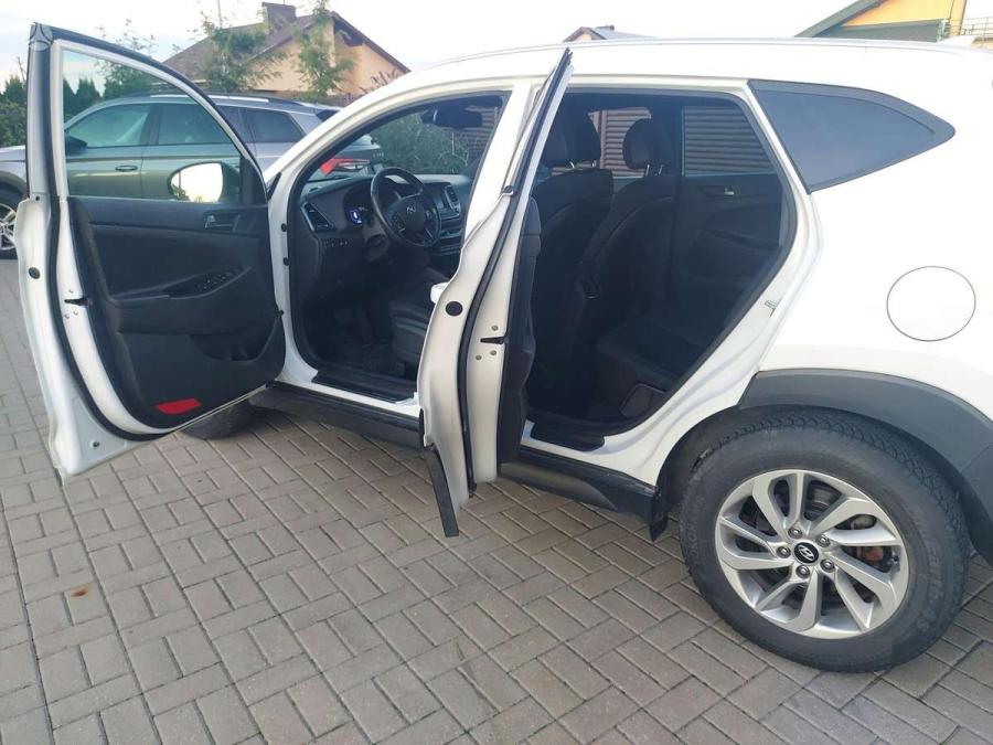 White Hyundai Tucson 2018 in Kaunas, with an engine capacity of 1.69 L and mileage of 213 thousand km for 12999 €, photo 32 on AUTOMOTO.COM.LV