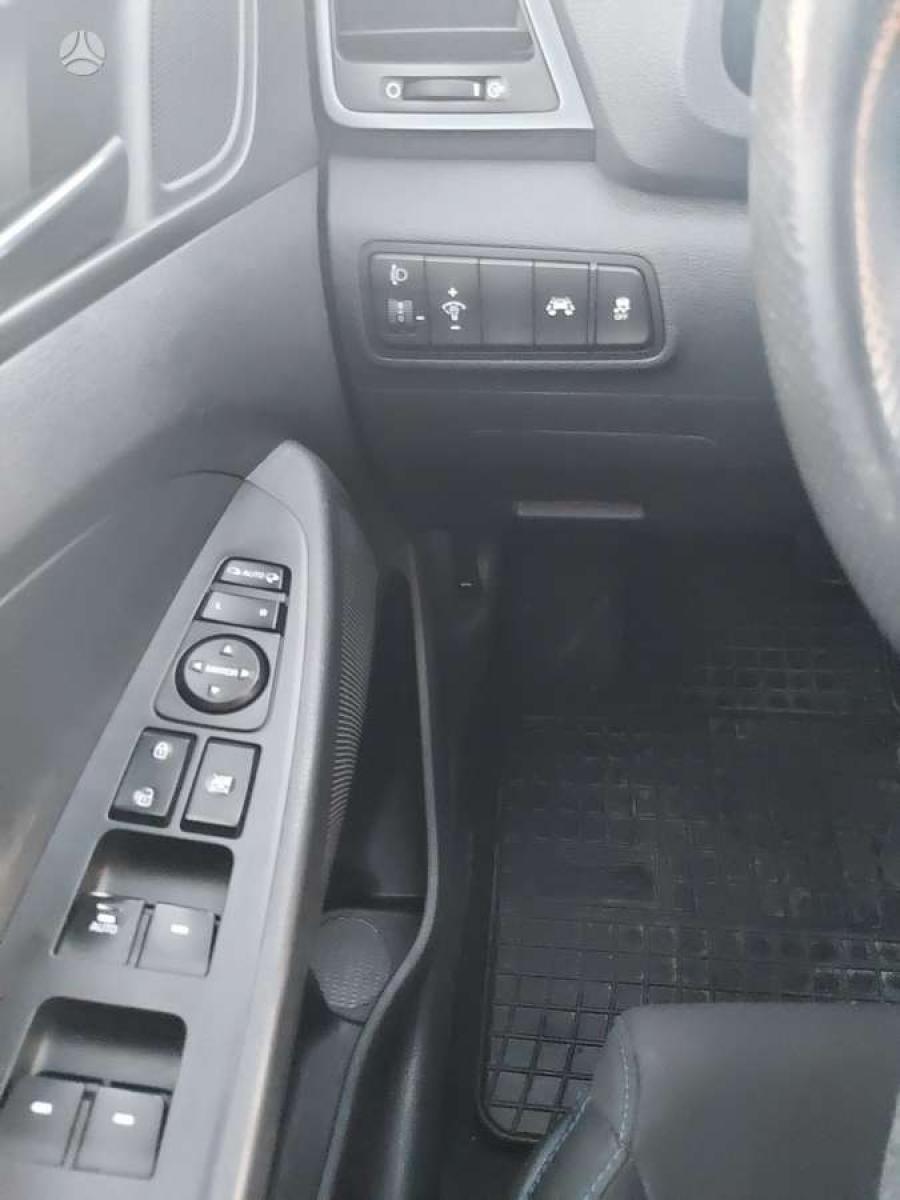 White Hyundai Tucson 2018 in Kaunas, with an engine capacity of 1.69 L and mileage of 213 thousand km for 12999 €, photo 33 on AUTOMOTO.COM.LV