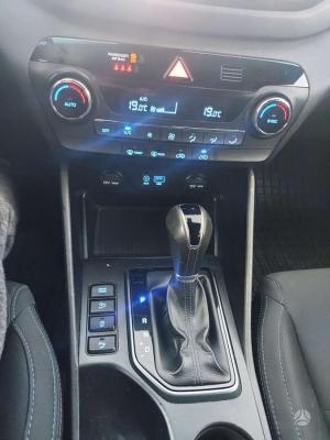 White Hyundai Tucson 2018 in Kaunas, with an engine capacity of 1.69 L and mileage of 213 thousand km for 12999 €, photo 35 on AUTOMOTO.COM.LV