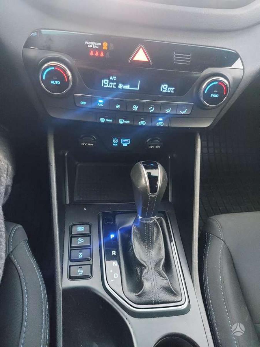 White Hyundai Tucson 2018 in Kaunas, with an engine capacity of 1.69 L and mileage of 213 thousand km for 12999 €, photo 35 on AUTOMOTO.COM.LV