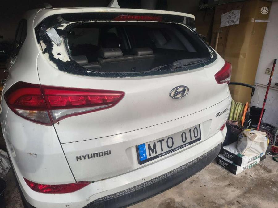 White Hyundai Tucson 2018 in Vilnius, with an engine capacity of 1.60 L and mileage of 178 thousand km for 6200 €, photo 3 on AUTOMOTO.COM.LV