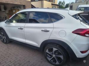 White Hyundai Tucson 2018 in Vilnius, with an engine capacity of 1.60 L and mileage of 178 thousand km for 6200 €, photo 4 on AUTOMOTO.COM.LV