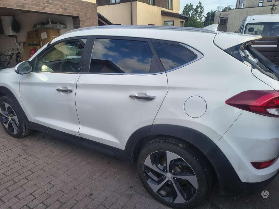 White Hyundai Tucson 2018 in Vilnius, with an engine capacity of 1.60 L and mileage of 178 thousand km for 6200 €, photo 4 on AUTOMOTO.COM.LV