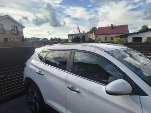 White Hyundai Tucson 2018 in Vilnius, with an engine capacity of 1.60 L and mileage of 178 thousand km for 6200 €, photo 9 on AUTOMOTO.COM.LV