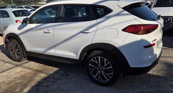 White Hyundai Tucson 2019 in Panevezys, with an engine capacity of 1.60 L and mileage of 119 thousand km for 13800 €, photo 3 on AUTOMOTO.COM.LV
