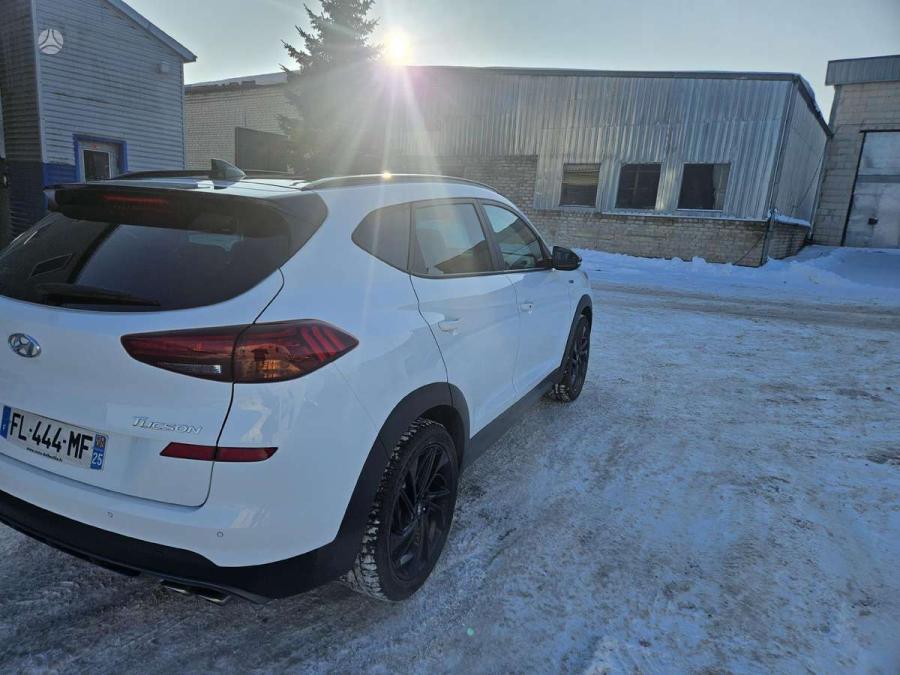 White Hyundai Tucson 2019 in Taurage, with an engine capacity of 1.60 L and mileage of 155 thousand km for 15800 €, photo 4 on AUTOMOTO.COM.LV