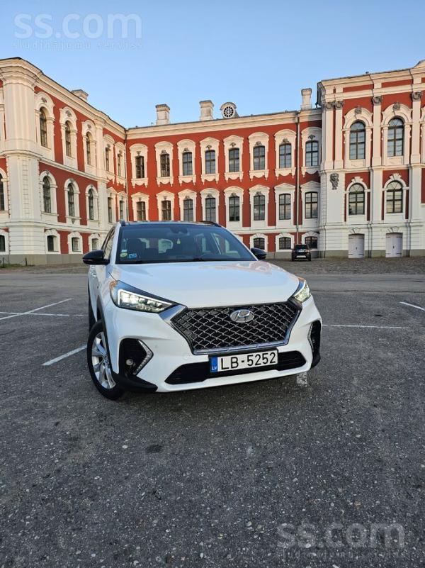 White Hyundai Tucson 2019 in Jelgava, with an engine capacity of 1.60 L and mileage of 208 thousand km for 16900 €, photo 1 on AUTOMOTO.COM.LV