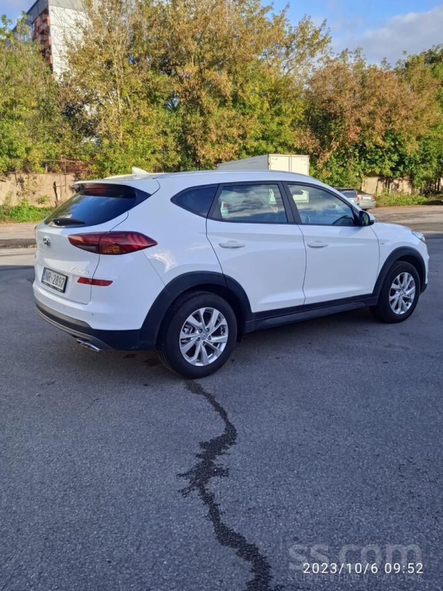 White Hyundai Tucson 2019 in Riga, with an engine capacity of 1.60 L and mileage of 168 thousand km for 12000 €, photo 1 on AUTOMOTO.COM.LV