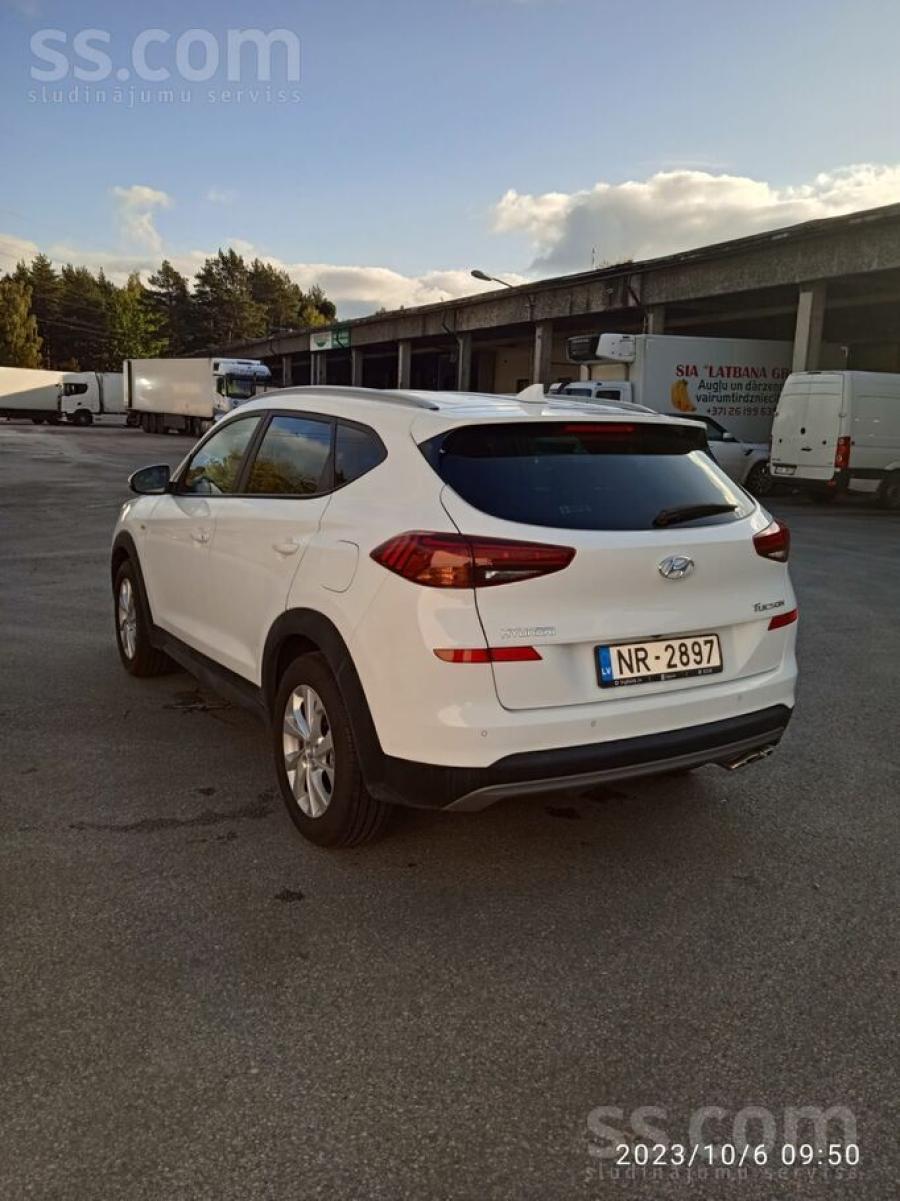 White Hyundai Tucson 2019 in Riga, with an engine capacity of 1.60 L and mileage of 168 thousand km for 12000 €, photo 4 on AUTOMOTO.COM.LV