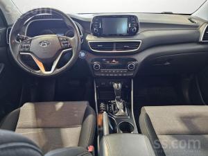 White Hyundai Tucson 2020 in Liepaja, with an engine capacity of 1.60 L and mileage of 82 thousand km for 14990 €, photo 8 on AUTOMOTO.COM.LV