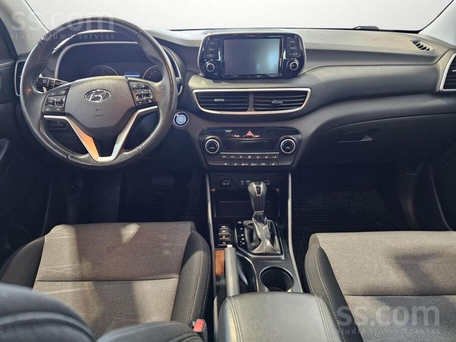 White Hyundai Tucson 2020 in Liepaja, with an engine capacity of 1.60 L and mileage of 82 thousand km for 14990 €, photo 8 on AUTOMOTO.COM.LV
