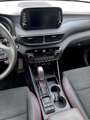 White Hyundai Tucson 2020 in Panevezys, with an engine capacity of 1.60 L and mileage of 100 thousand km for 10999 €, photo 22 on AUTOMOTO.COM.LV