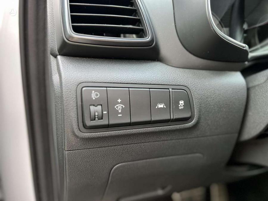 White Hyundai Tucson 2020 in Panevezys, with an engine capacity of 1.60 L and mileage of 100 thousand km for 10999 €, photo 24 on AUTOMOTO.COM.LV