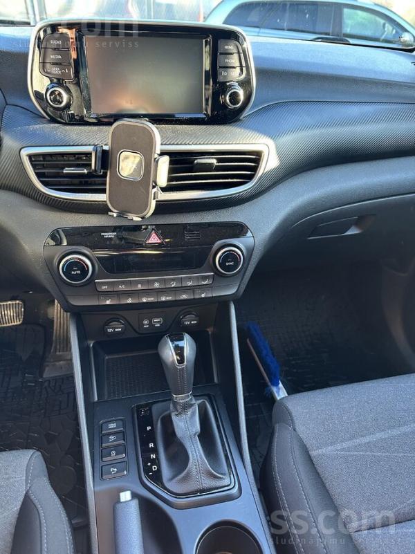 White Hyundai Tucson 2020 in Daugavpils, with an engine capacity of 1.60 L and mileage of 109 thousand km for 18000 €, photo 4 on AUTOMOTO.COM.LV