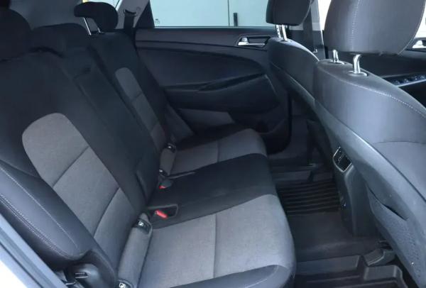 Hyundai Tucson 2020 RÄ«ga vietnÄ Balts Hyundai Tucson 2020 RÄ«ga, ar dzinÄja tilpumu 1.60 L un nobraukumu 144 tÅ«kst. km par 14490 ā¬, foto 8 vietnÄ AUTOMOTO.COM.LV