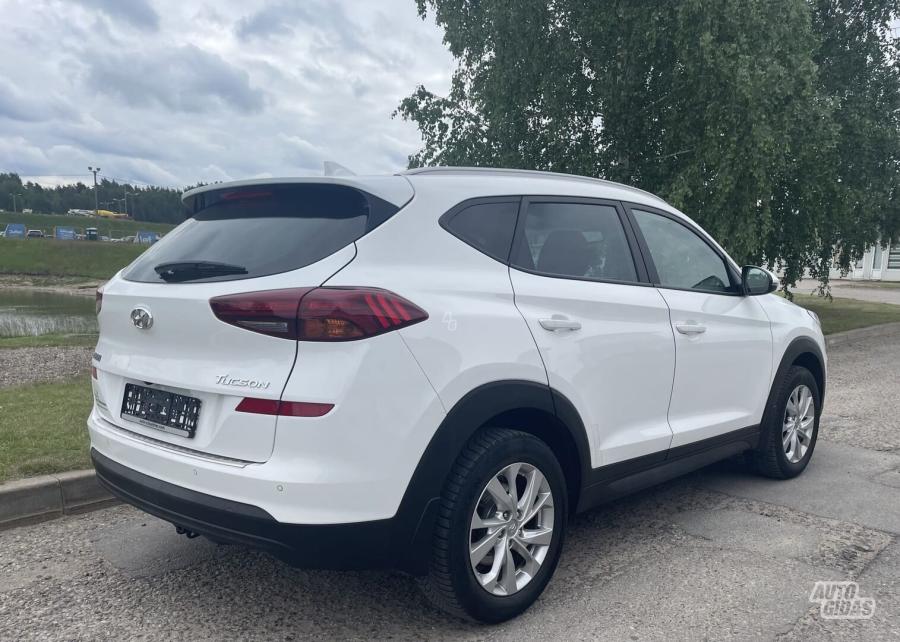 White Hyundai Tucson 2020 in Vilnius, with an engine capacity of 1.60 L and mileage of 178 thousand km for 12850 €, photo 4 on AUTOMOTO.COM.LV