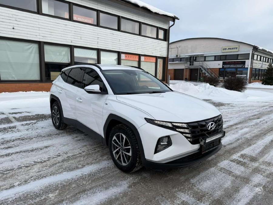 White Hyundai Tucson 2021 in Parnu, with an engine capacity of 1.60 L and mileage of 186 thousand km for 17900 €, photo 2 on AUTOMOTO.COM.LV