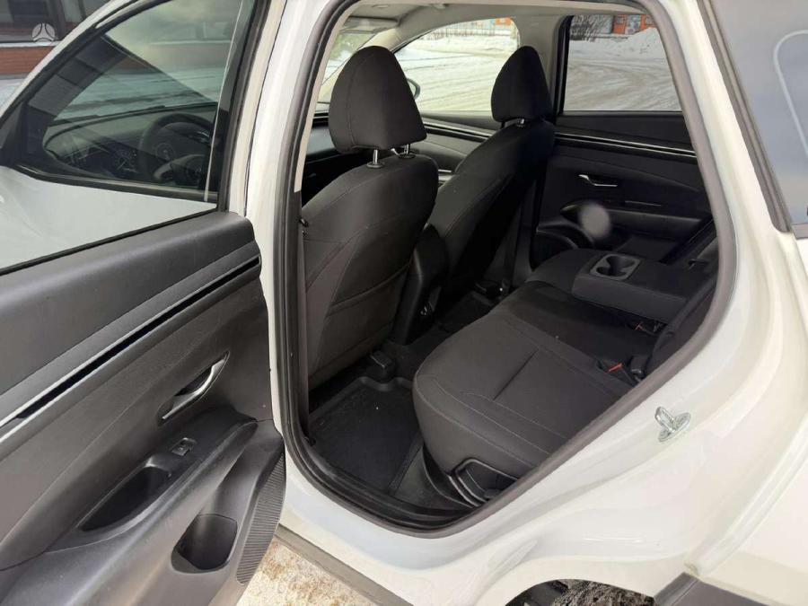 White Hyundai Tucson 2021 in Parnu, with an engine capacity of 1.60 L and mileage of 186 thousand km for 17900 €, photo 9 on AUTOMOTO.COM.LV