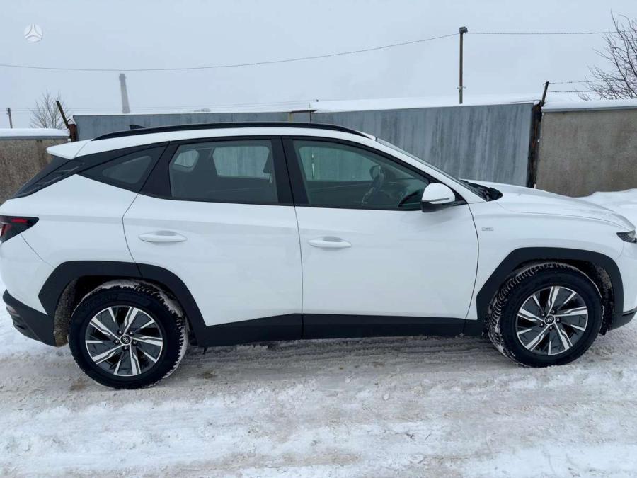 White Hyundai Tucson 2021 in Taurage, with an engine capacity of 1.60 L and mileage of 132 thousand km for 18800 €, photo 5 on AUTOMOTO.COM.LV