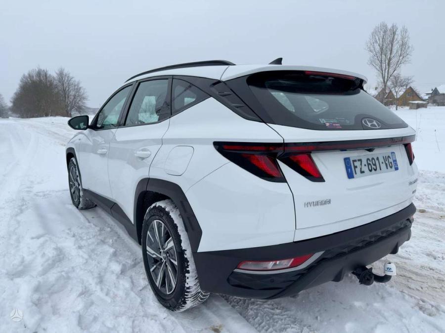 White Hyundai Tucson 2021 in Taurage, with an engine capacity of 1.60 L and mileage of 132 thousand km for 18800 €, photo 6 on AUTOMOTO.COM.LV