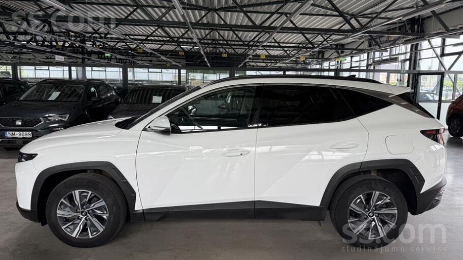 White Hyundai Tucson 2021 in Riga, with an engine capacity of 1.60 L and mileage of 50 thousand km for 23900 €, photo 3 on AUTOMOTO.COM.LV