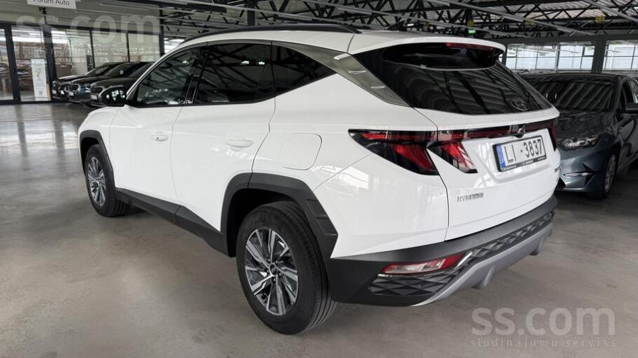 White Hyundai Tucson 2021 in Riga, with an engine capacity of 1.60 L and mileage of 50 thousand km for 23900 €, photo 4 on AUTOMOTO.COM.LV