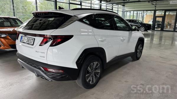 White Hyundai Tucson 2021 in Riga, with an engine capacity of 1.60 L and mileage of 50 thousand km for 23900 €, photo 4 on AUTOMOTO.COM.LV