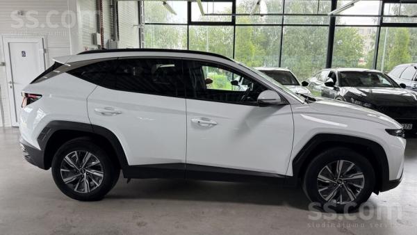White Hyundai Tucson 2021 in Riga, with an engine capacity of 1.60 L and mileage of 50 thousand km for 23900 €, photo 5 on AUTOMOTO.COM.LV