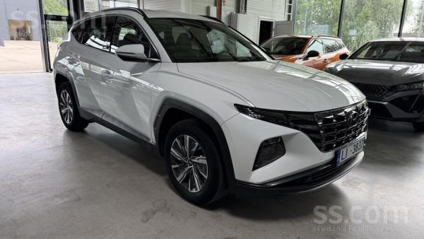 White Hyundai Tucson 2021 in Riga, with an engine capacity of 1.60 L and mileage of 50 thousand km for 23900 €, photo 6 on AUTOMOTO.COM.LV