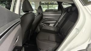 White Hyundai Tucson 2021 in Riga, with an engine capacity of 1.60 L and mileage of 50 thousand km for 23900 €, photo 13 on AUTOMOTO.COM.LV