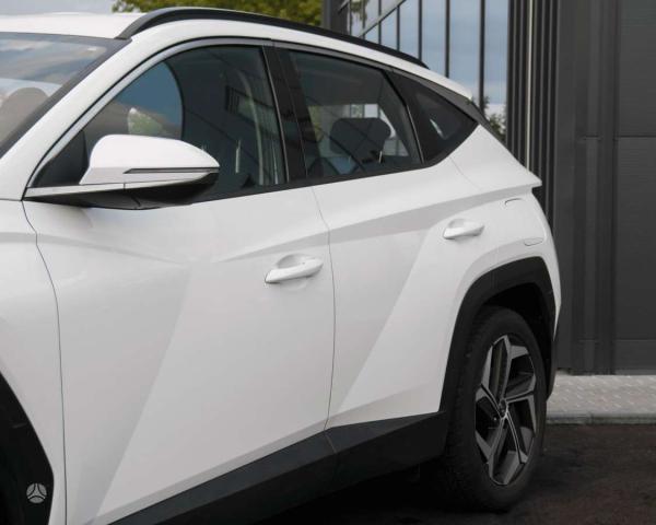 White Hyundai Tucson 2021 in Kaunas, with an engine capacity of 1.60 L and mileage of 181 thousand km for 17400 €, photo 3 on AUTOMOTO.COM.LV
