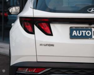 White Hyundai Tucson 2021 in Kaunas, with an engine capacity of 1.60 L and mileage of 181 thousand km for 17400 €, photo 11 on AUTOMOTO.COM.LV