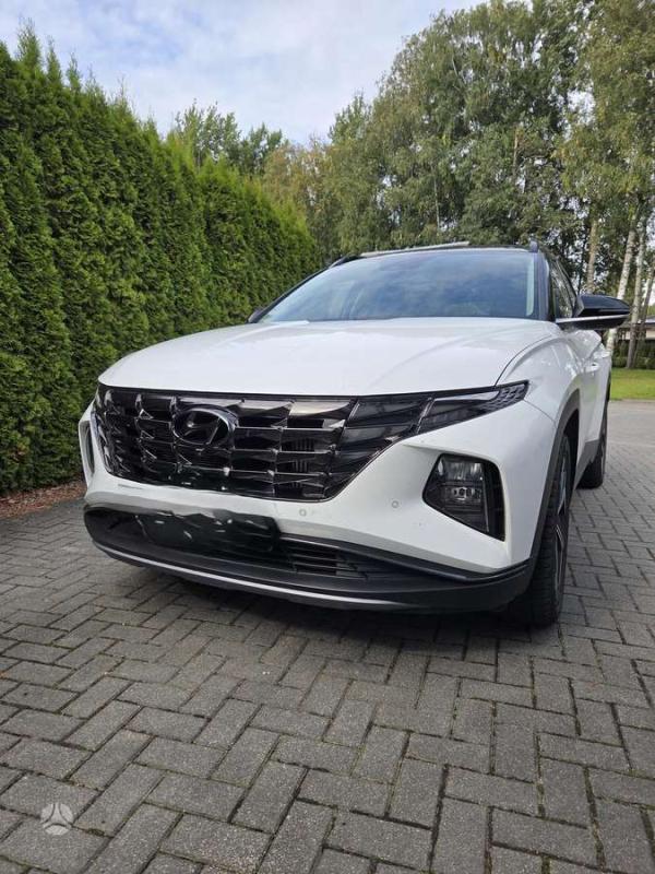 White Hyundai Tucson 2021 in Siauliai, with an engine capacity of 1.60 L and mileage of 119 thousand km for 20900 €, photo 1 on AUTOMOTO.COM.LV