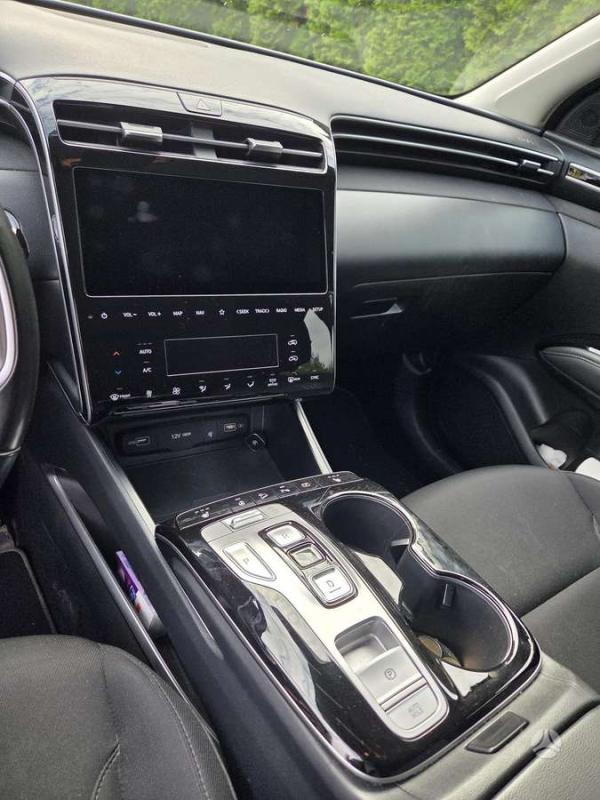 White Hyundai Tucson 2021 in Siauliai, with an engine capacity of 1.60 L and mileage of 119 thousand km for 20900 €, photo 7 on AUTOMOTO.COM.LV