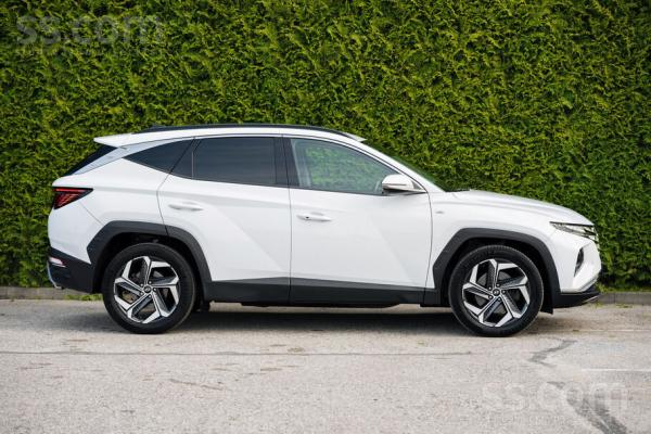 White Hyundai Tucson 2022 in Riga, with an engine capacity of 1.60 L and mileage of 78 thousand km for 21500 €, photo 4 on AUTOMOTO.COM.LV